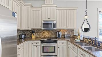 Casa, várias camas, pátio, vista para o oceano (Salty Beach) | Cozinha privada | Uma cafeteira/bule