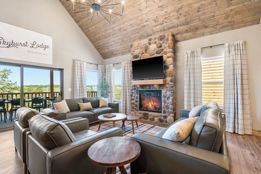 New Luxury Lakefront Cabin W/ Hot Tub & Pool - Branson, MO