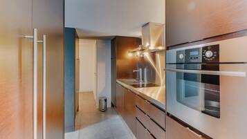 Apartamento | Cozinha privada | Um frigorífico, um micro-ondas, um forno, uma máquina de lavar louça