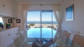 Apartamento Familiar, vista para o oceano | Sala de jantar