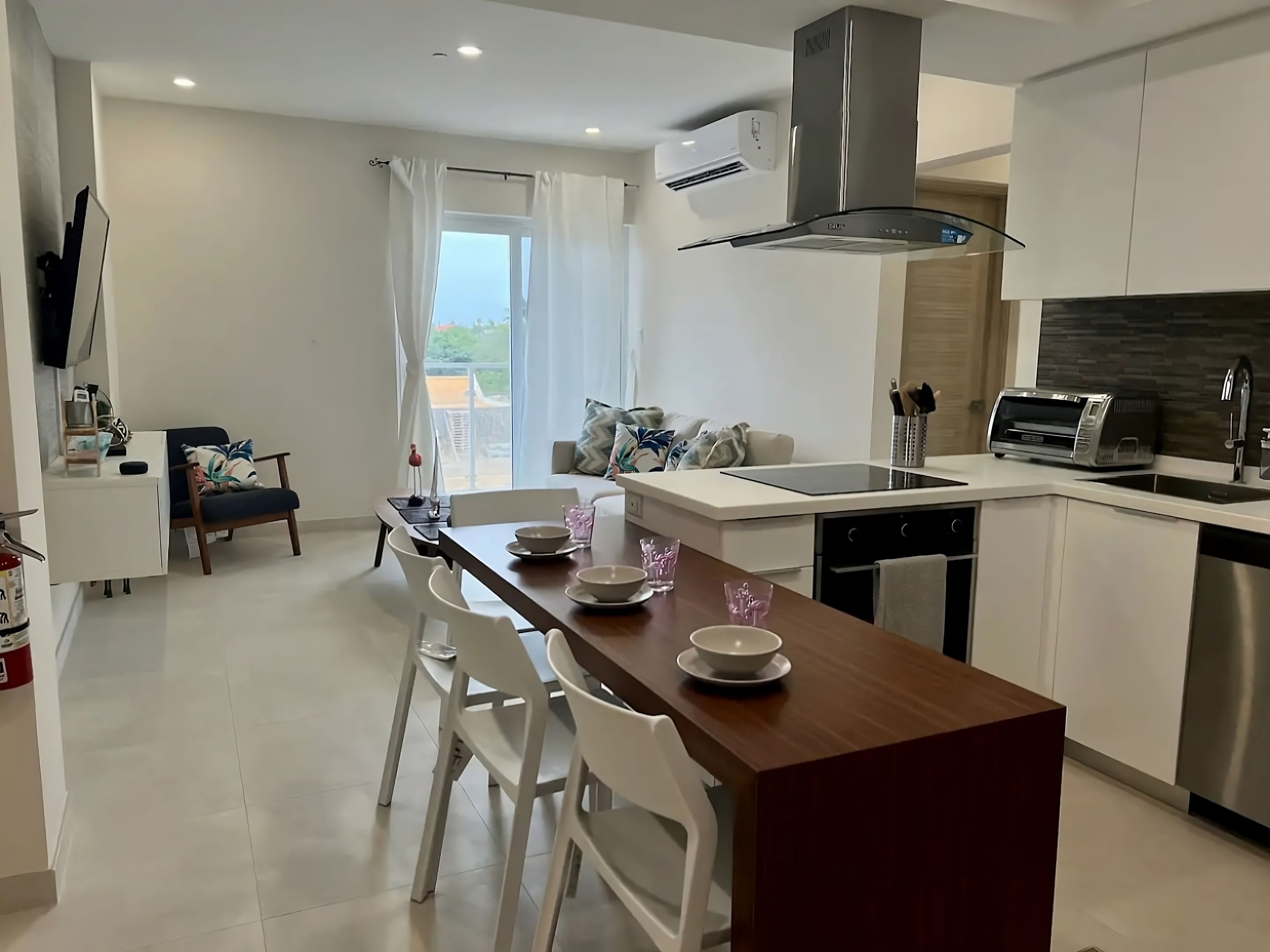 Geladeira grande, micro-ondas, fogão, cooktop