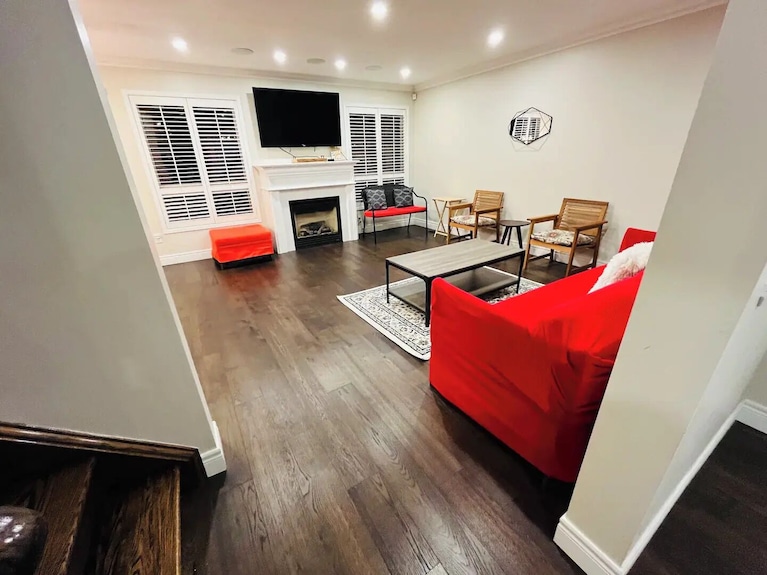 Spacious & Elegant 3br + Office - Ontario