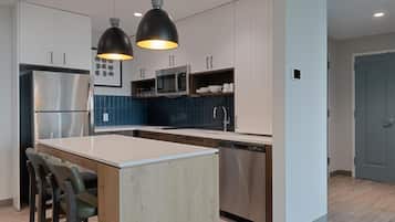 Geladeira grande, micro-ondas, cooktop, lava-louças