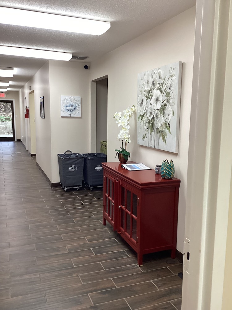 Pine Mountain Inn - Minutes from the Laurel Cove and Bell Theatre music ...