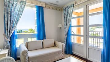 Apartamento básico | Área de estar | TV 32 polegadas com canais a cabo