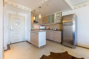 Apartamento Básico | Cozinha privada | Um frigorífico, um micro-ondas, utensílios de cozinha 