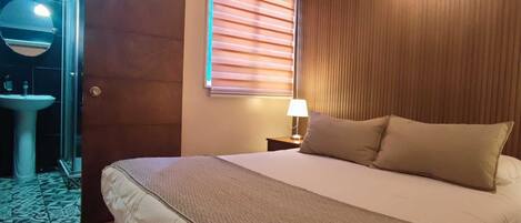 Suite-Estúdio Clássica, vista para o pátio | Minibar, Wi-fi grátis, roupa de cama fornecida