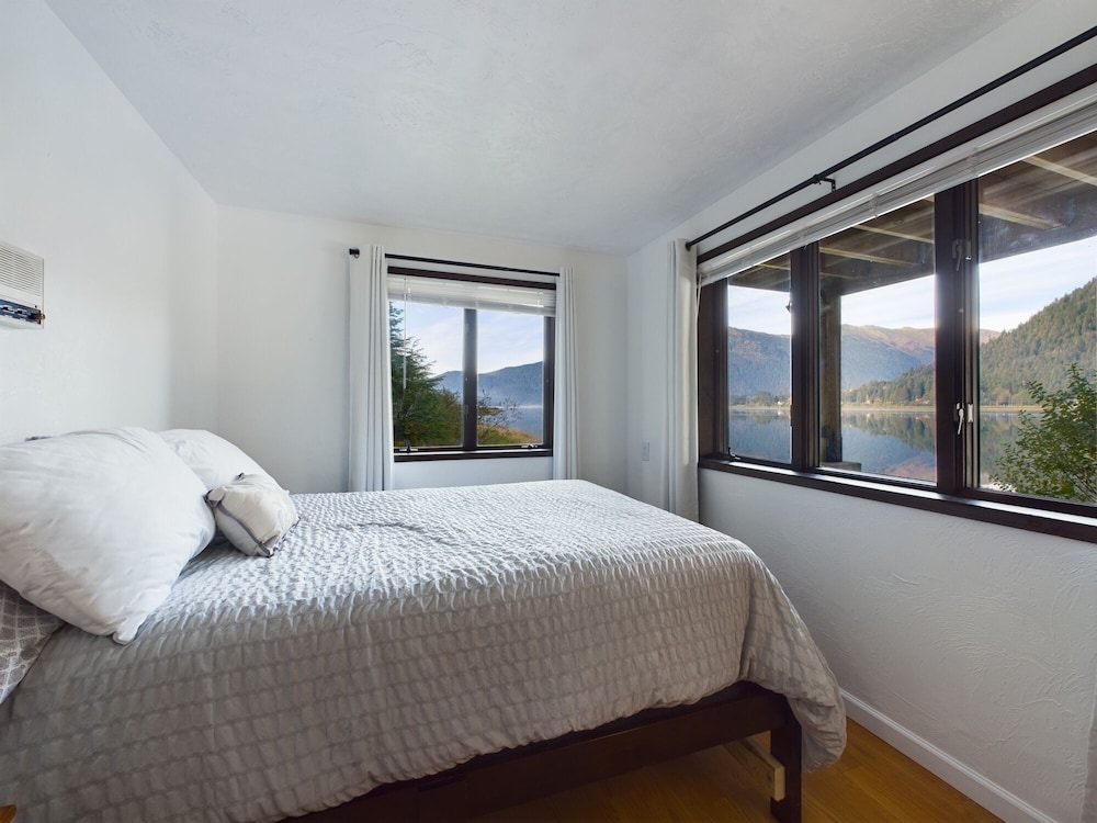 Oceanfront Apartment With Sauna And Covered Deck - Juneau, AK