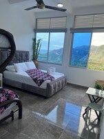 Quarto Individual, casa de banho privativa | Wi-fi grátis, roupa de cama fornecida 