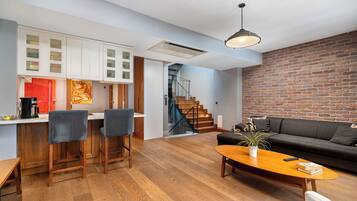 Duplex com design assinado | Área de estar | Smart TV 42 polegadas com canais digitais, Netflix, Hulu