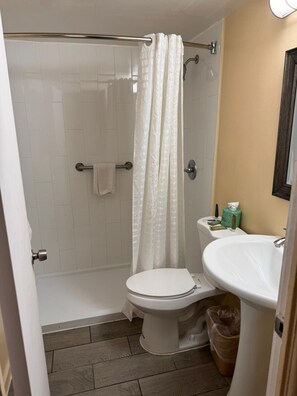 Um polibã, um chuveiro fixo, toalhas fornecidas, sabão 