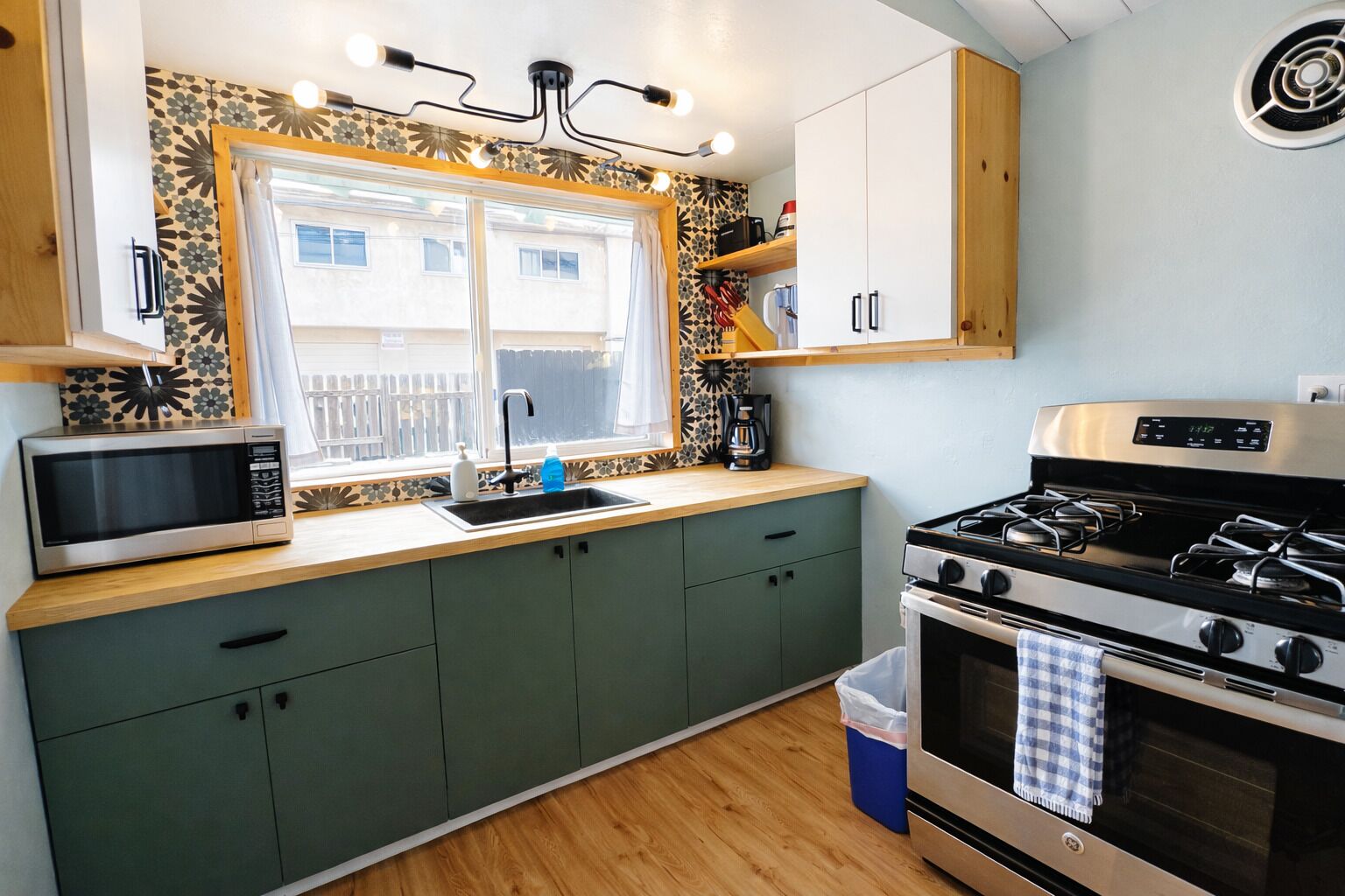 Um frigorífico/congelador grande, um micro-ondas, um forno 