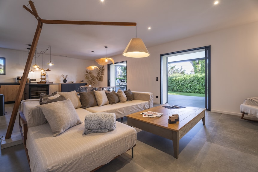 Seaside Villa With Pool And Jacuzzi - 예르