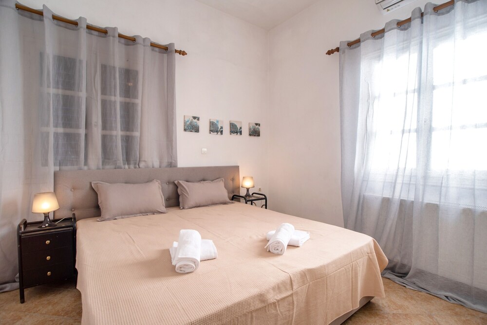 Holiday Home 'Naxos Family House In Vivlos' With Sea View, Wi-fi And Air Conditioning - Naxos