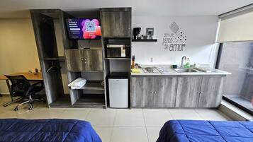 Suíte estúdio executiva, 1 cama King, sacada, vista para a cidade | Roupas de cama premium, cofres nos quartos, individualmente mobiliados