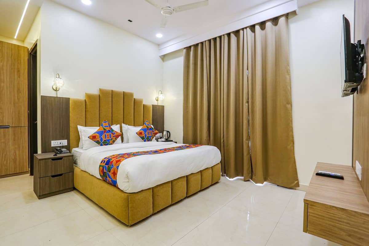 Quarto Deluxe | Lençóis de algodão egípcio, roupa de alta qualidade, cofre no quarto