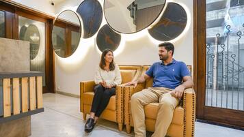 Área de estar no saguão