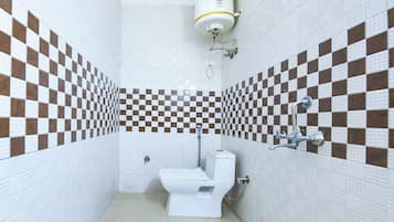 Chuveiro, chuveiro com efeito de chuva, produtos de toalete grátis