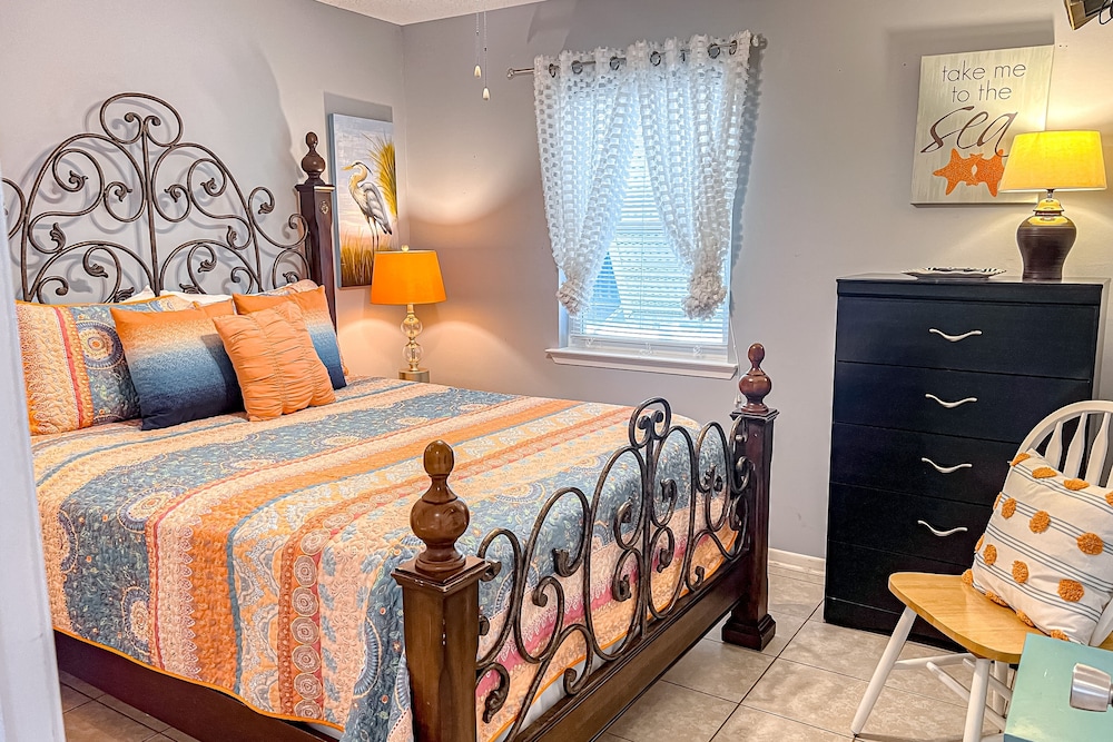 Full Duplex Within 5-minute Walk From Beach - Firepit & Dog-friendly - Gulf Shores, AL