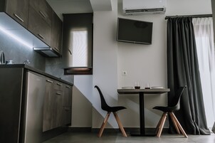 Estúdio superior, vista para a cidade | Cozinha privada | Geladeira grande, cooktop, máquina de café expresso, cafeteira/chaleira