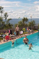 Piscina externa sazonal, espreguiçadeiras