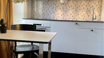 Apartamento standard | Cozinha privada | Frigobar, micro-ondas, cooktop, lava-louças