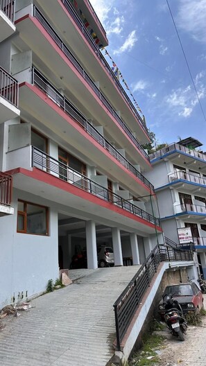 Fachada da propriedade à noite