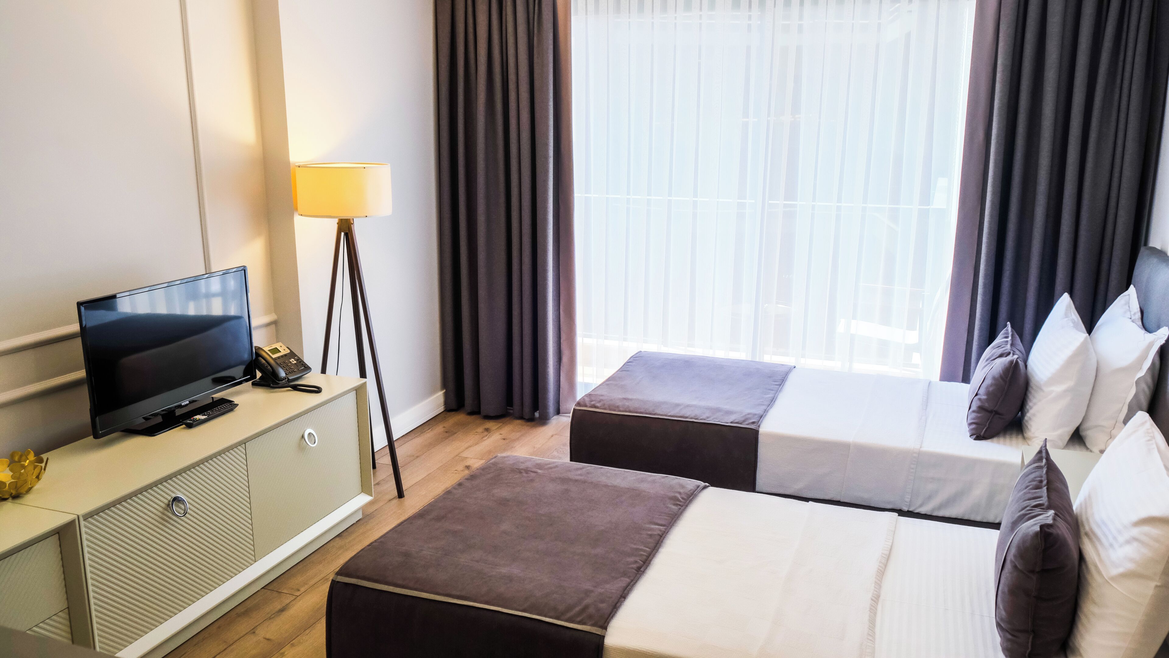 Quarto duplo luxo | Roupas de cama premium, frigobar, cofres nos quartos, cortinas blackout