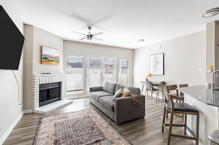 Landing | Chic 2bd, Pool, Gym - Fort Worth, TX