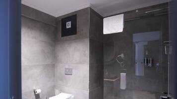 Chuveiro, produtos de toalete grátis, secador de cabelo, chinelos