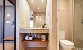 Apartamento Básico | Casa de banho | Um polibã, um secador de cabelo, toalhas fornecidas, sabão 