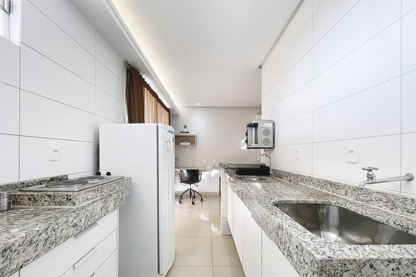 Um frigorífico, um micro-ondas, uma cafeteira/bule