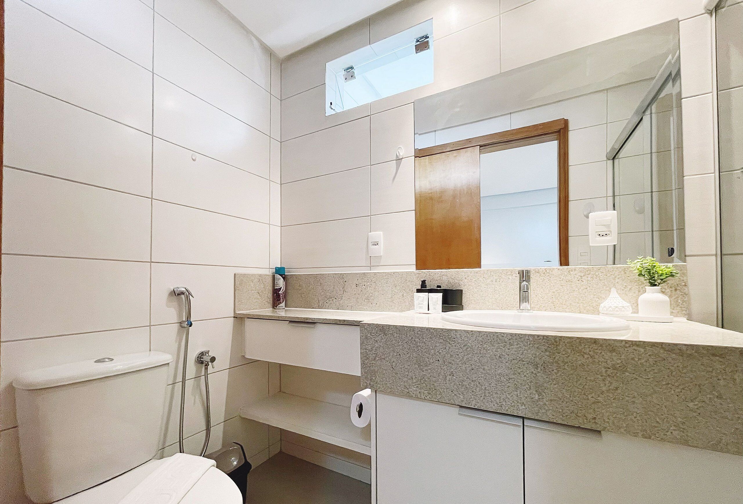 Um polibã, um secador de cabelo, toalhas fornecidas, sabão 