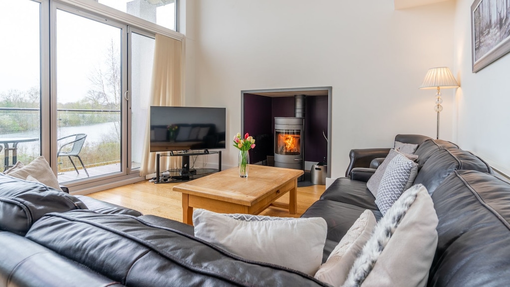 Muntjac Lodge, Cotswold Water Park, Sleeps 10 Guests In 5 Bedrooms - Cotswolds