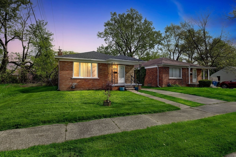 Queen G2 Mansion 3 Bedroom Home By Redawning - Livonia, MI