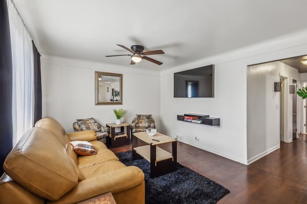 Queen G2 Mansion 3 Bedroom Home By Redawning - Westland, MI