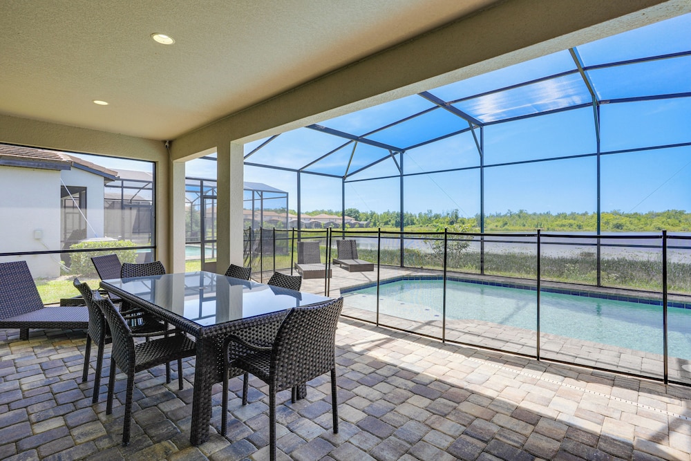 Near Disney & Legoland: Spacious Poolside Oasis! - Winter Haven, FL