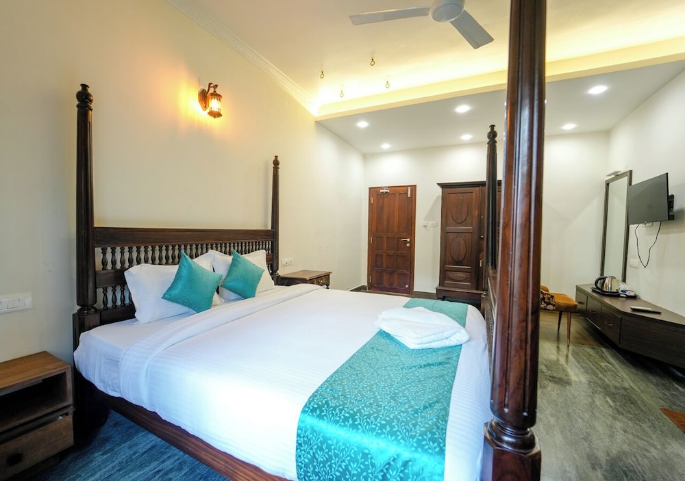 This Is A 7-room Lakeside Villa With A Beautiful View And Lawn. - Kochi