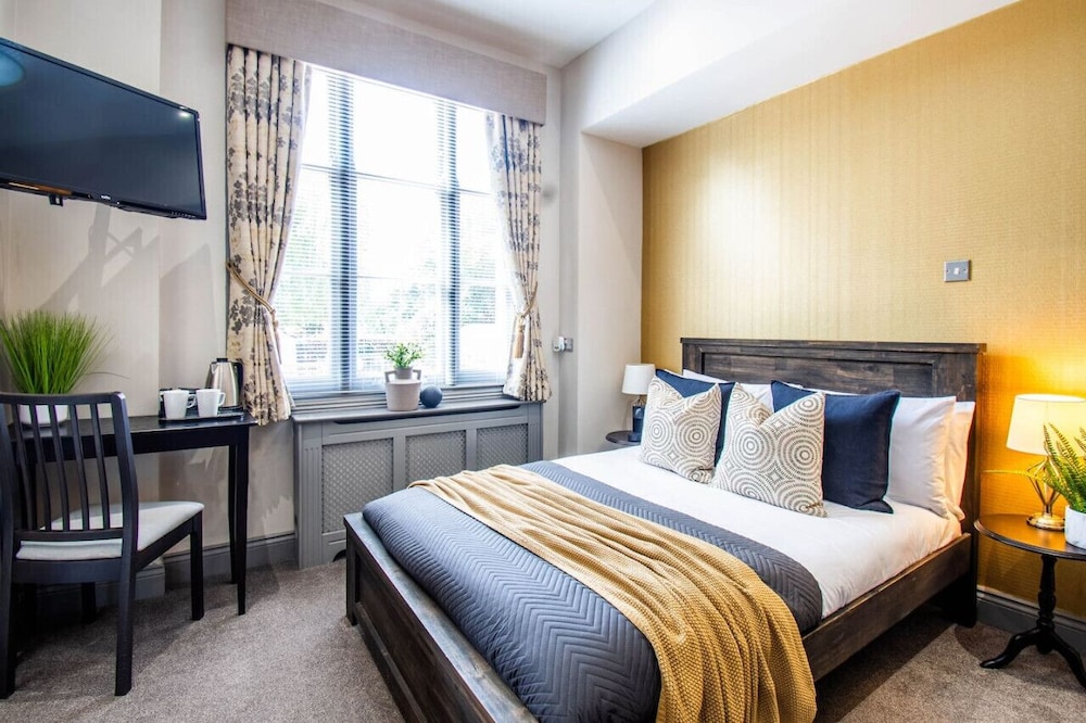 Sleek Studio: Kitchenette, Gym Access & Wifi - Sherborne