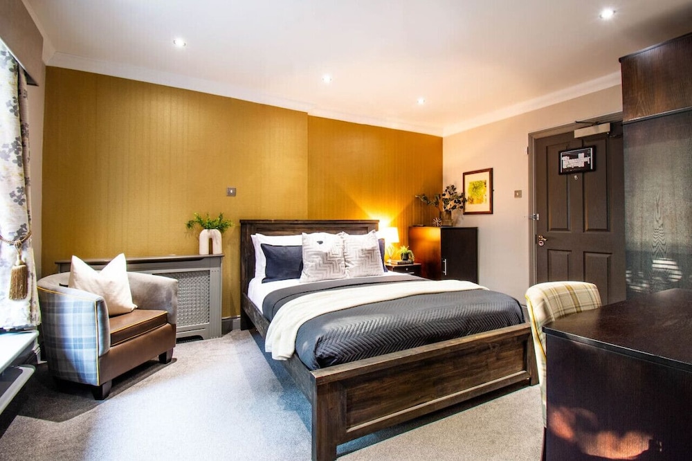 Stylish Work Retreat: Gym Membership Included - Sherborne
