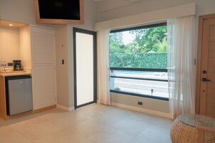 Pool Front King | Área de estar | Smart TV 40 polegadas com canais a cabo, filmes pagos