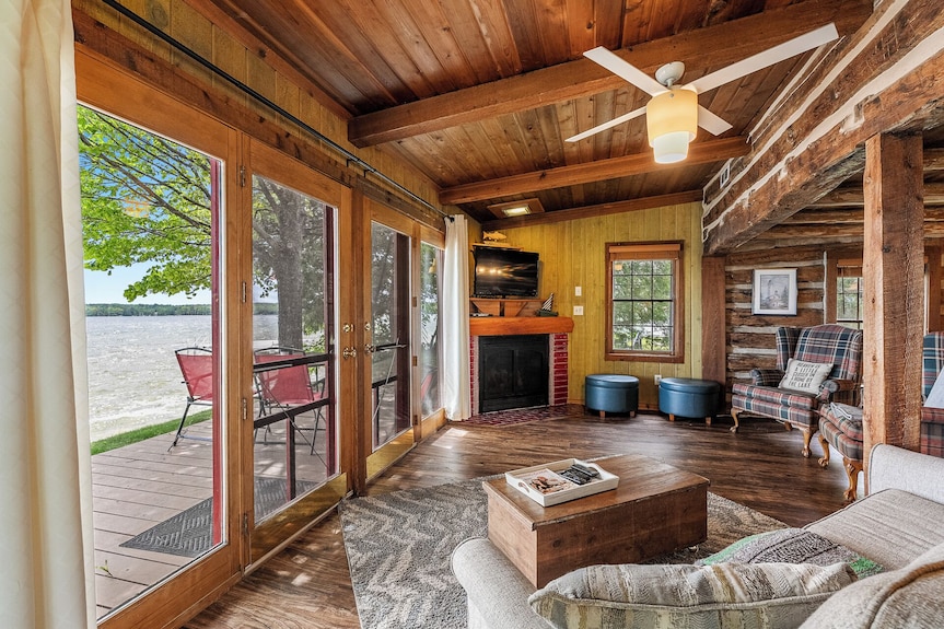 Kangaroo Kabin On Kangaroo Lake - Playground For Kids! - Door County, WI