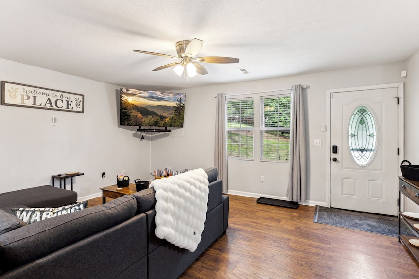 Perfect Location, Private Pool And Tiki Bar Fenced In Yard, Close To Dollywood - Gatlinburg