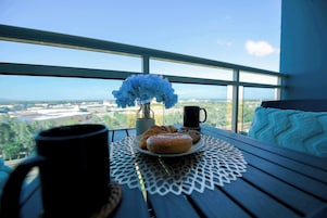 Apartamento Comfort em Condomínio Fechado, 1 quarto, cozinha, Vista para a cidade | Vista do quarto