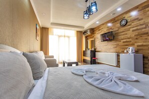 Quarto casal luxo de uso individual, vista para a montanha | Área de estar