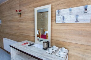 Quarto quádruplo conforto, vista para o pátio | Área de estar