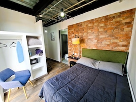 Quarto Deluxe, varanda, Vista para a cidade | Cofre no quarto, com decoração personalizada, secretária 