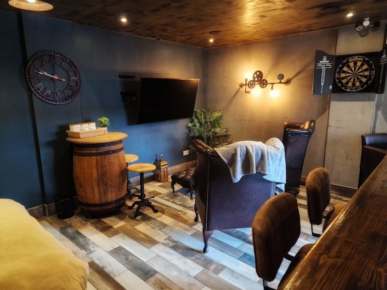 Where Good Times Await: Stay And Play At Our Charming Pub Guest House! - Bristol