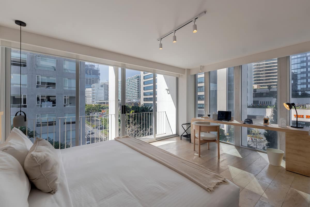 Apartamento de Luxo, varanda, Vista para a cidade | 1 quarto, roupa de alta qualidade, cofre no quarto, secretária