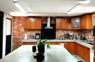 Quarto luxo, sacada, vista para a cidade | Espaço de cozinha compartilhada | Micro-ondas, fogão, cooktop, torradeira